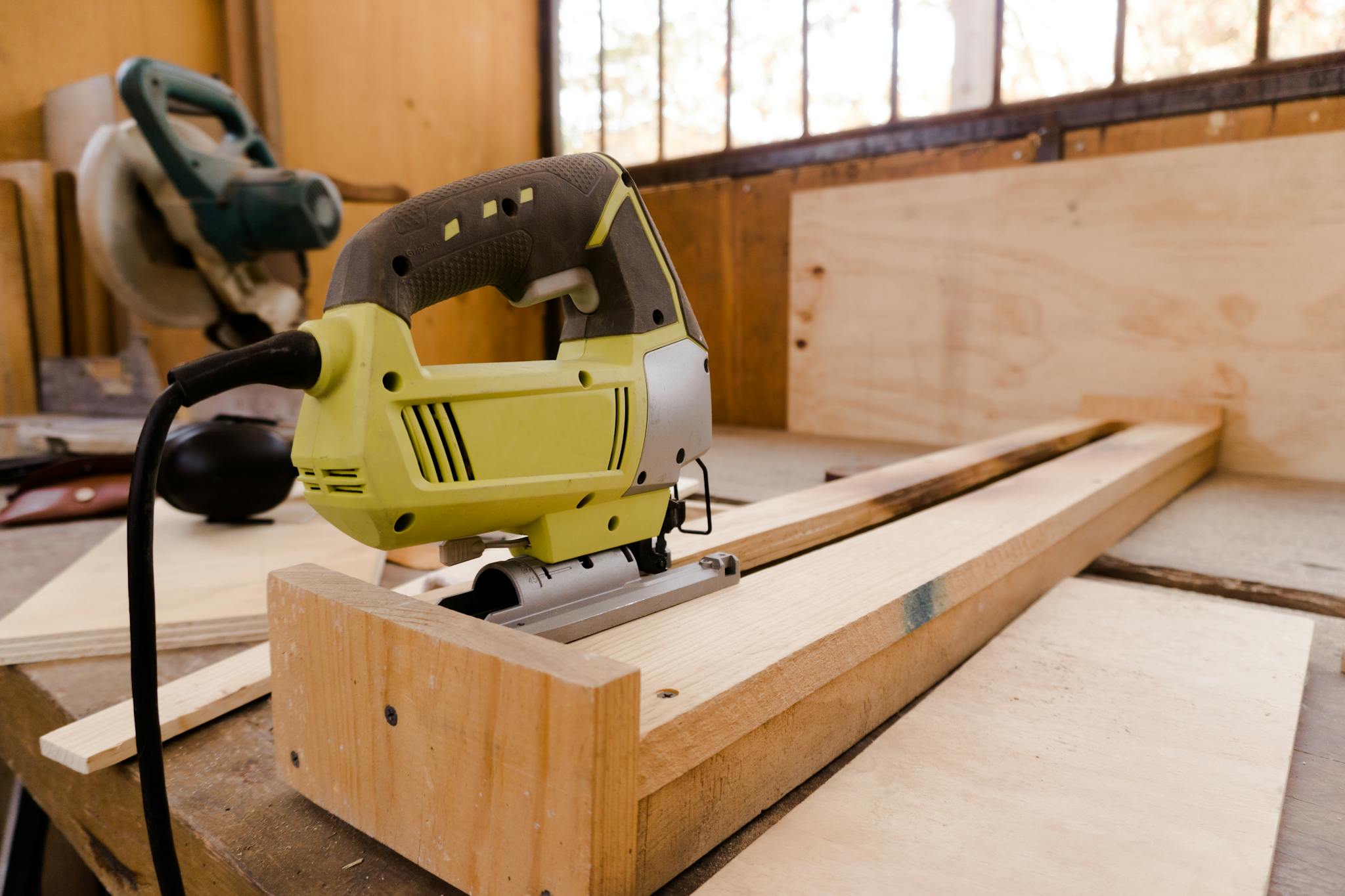 How to Cut Wood Straight: 7 Best Methods for Perfect Cuts - Tekton Travis