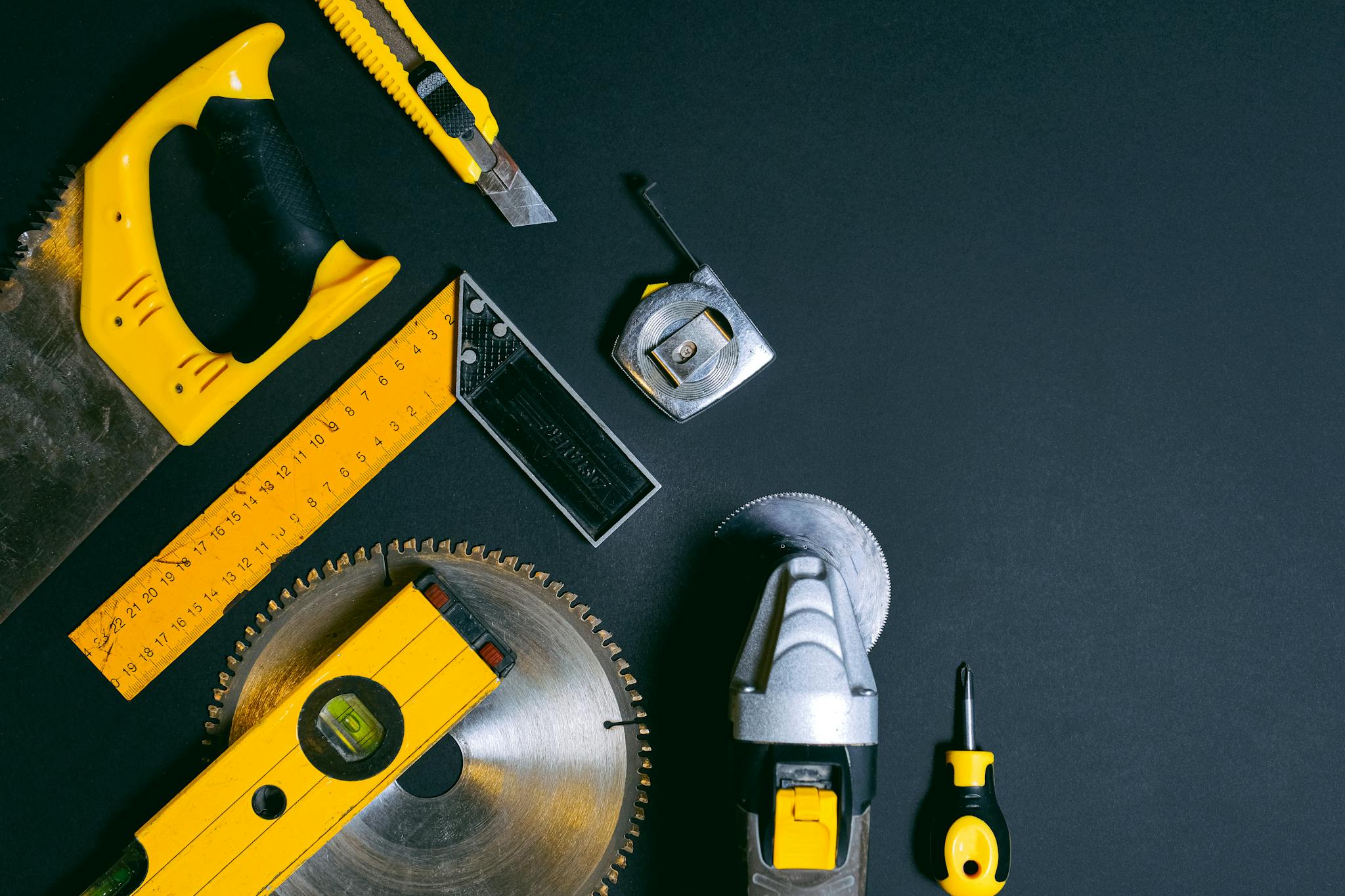 Hand Tools vs Power Tools: Which Should You Use in 2025? - Tekton Travis